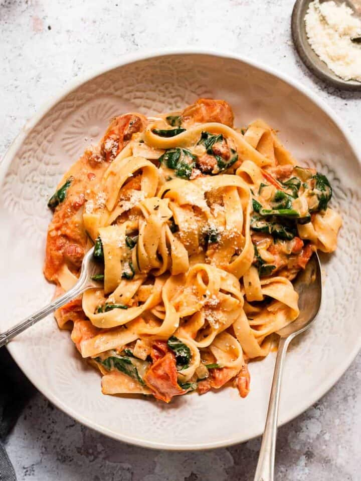 Easy 30 Minute Chicken Tomato Pasta - Savvy Bites