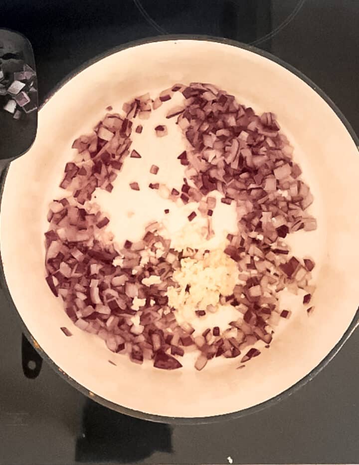 The Easiest 5 Bean Vegetarian Chilli Recipe... EVER! - Savvy Bites